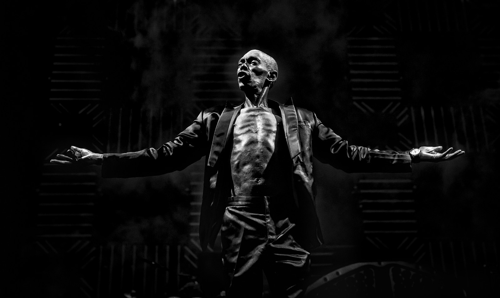 De innemende frontman van Faithless die dance nieuwe betekenis gaf