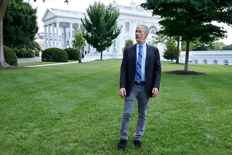 Nueve años después, Jon Stewart se reencuentra detrás de su 'escritorio ...