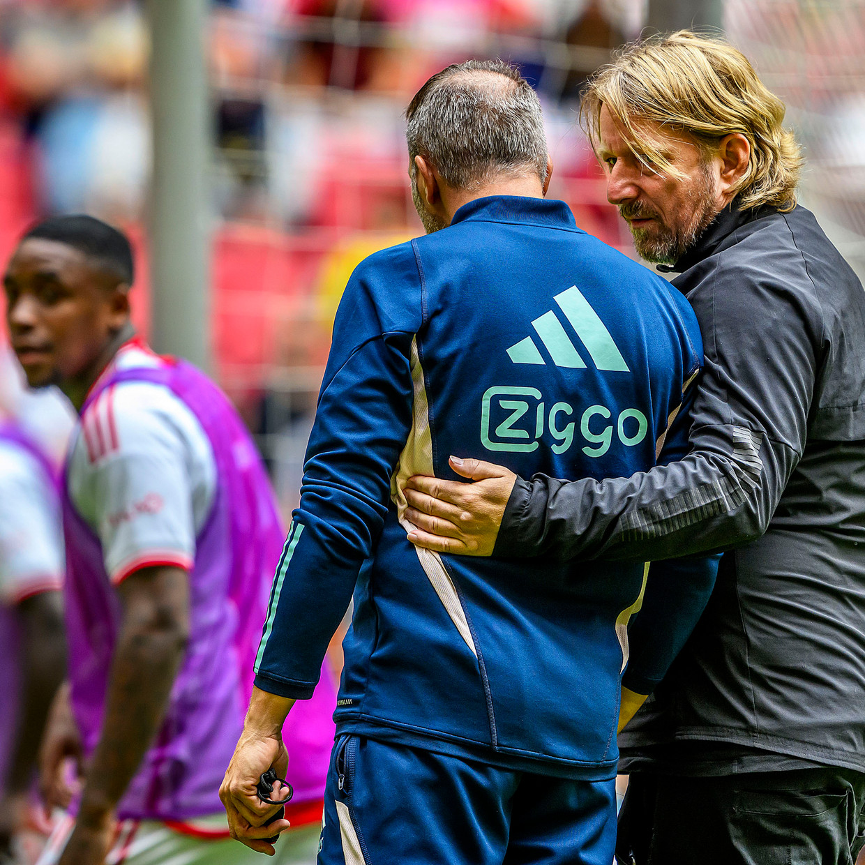 Chaos op en om het veld: Ajax is een club op drift die voetbalt op de ...