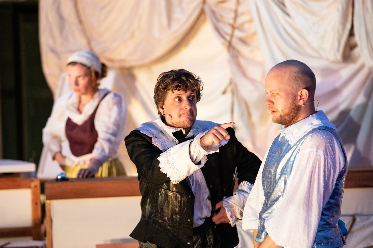 De wat flauwe zomerkomedie Malle Babbe blijft boeiend door het spel met ...