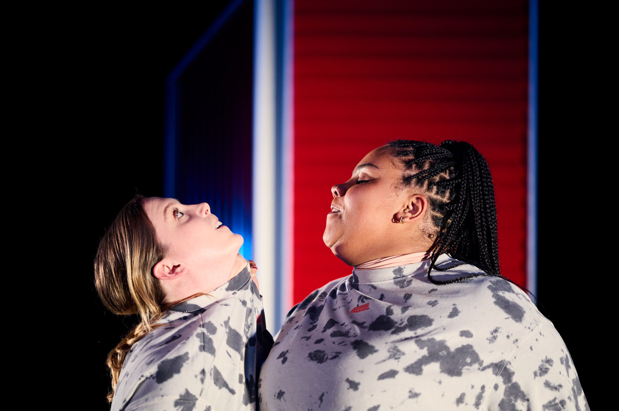 Laura Bakker en Isabelle Kafando zijn in ‘N00b speelt N00b’ een extreem ...